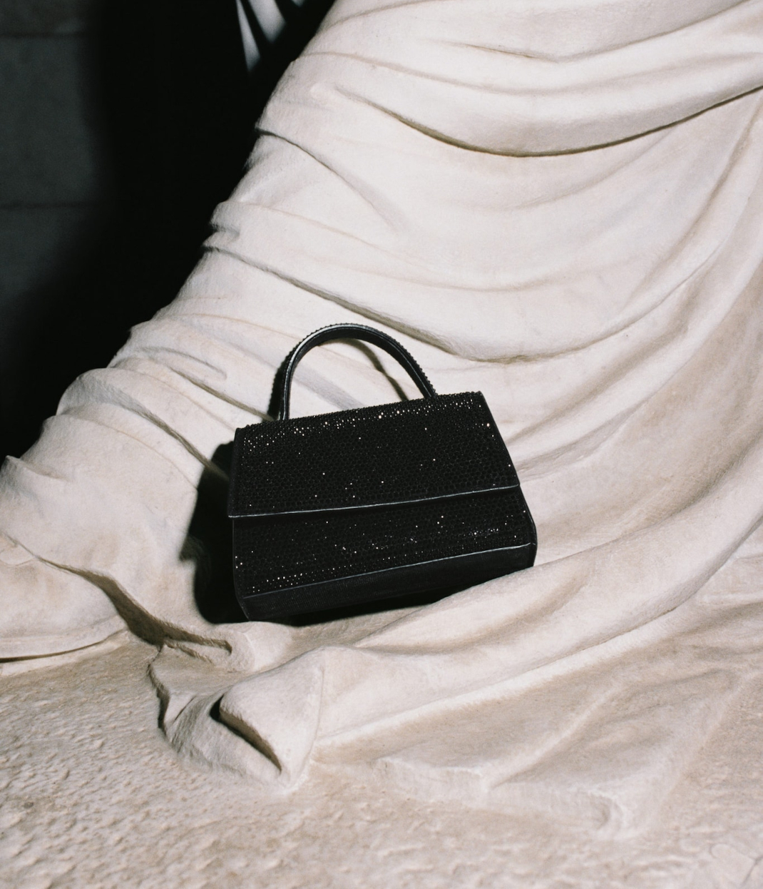 Το elegant βραδινό τσαντάκι από τα Mango που θα κάνει τα looks σου θα ...