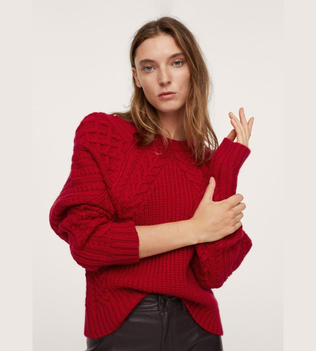 To fuzzy κόκκινο πουλόβερ από τα Mango θα ζωντανέψει τα winter looks ...