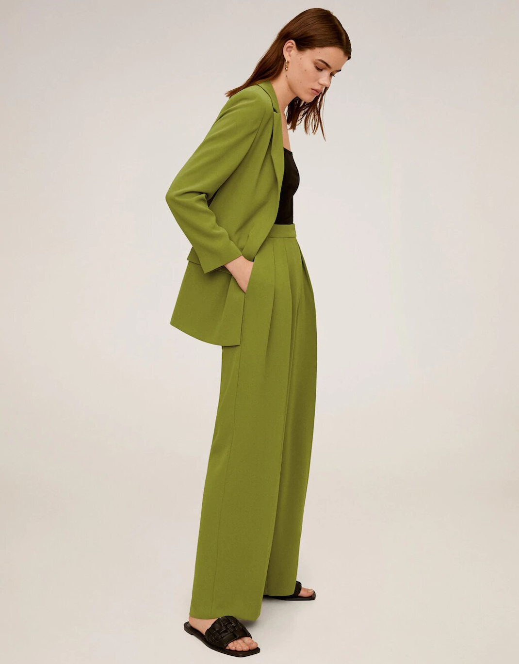 Τα Mango μόλις λάνσαραν ένα κοστούμι στο πιο φρέσκο και ιδιαίτερο χρώμα ...