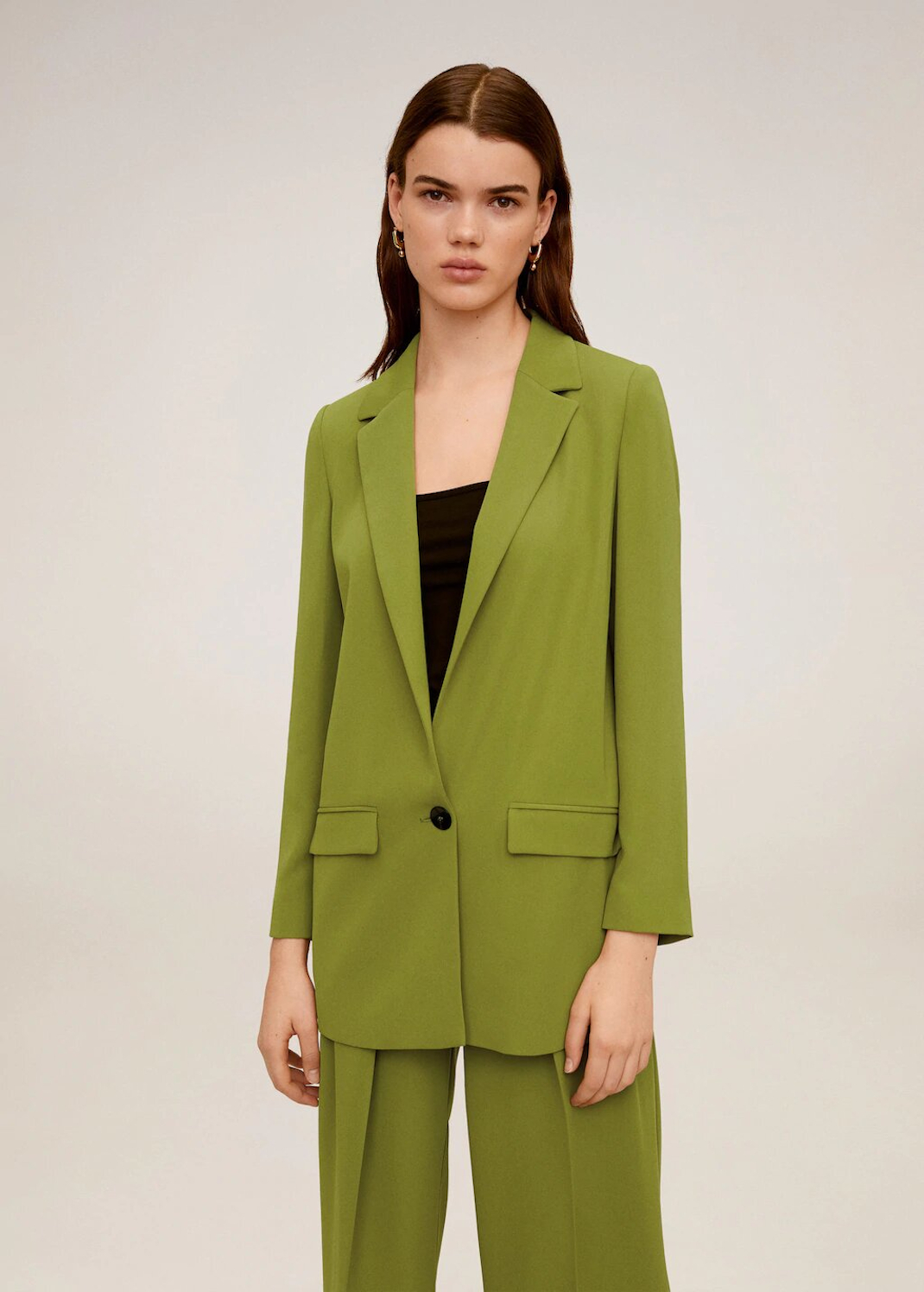 Τα Mango μόλις λάνσαραν ένα κοστούμι στο πιο φρέσκο και ιδιαίτερο χρώμα ...