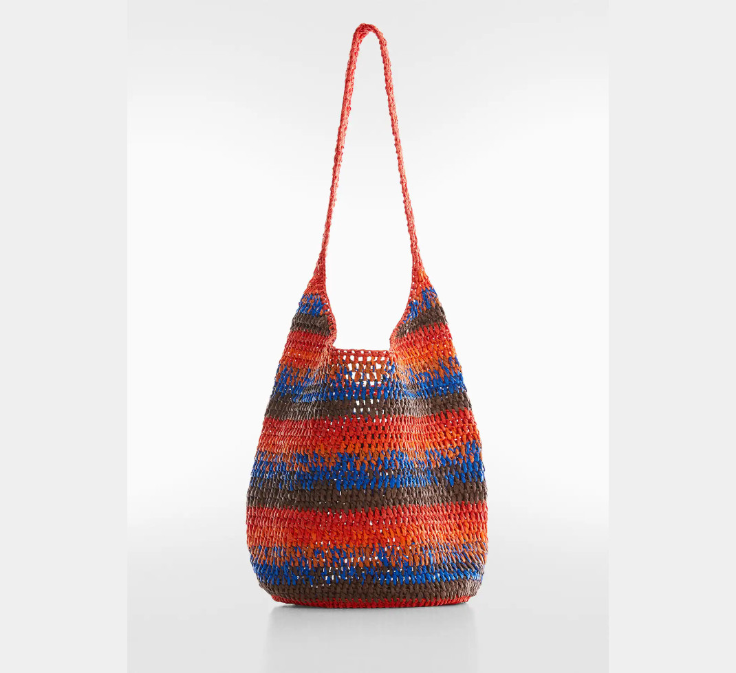 Η στιλάτη straw bag από τα Mango που χωρά ό,τι χρειάζεσαι, στην πόλη ή ...