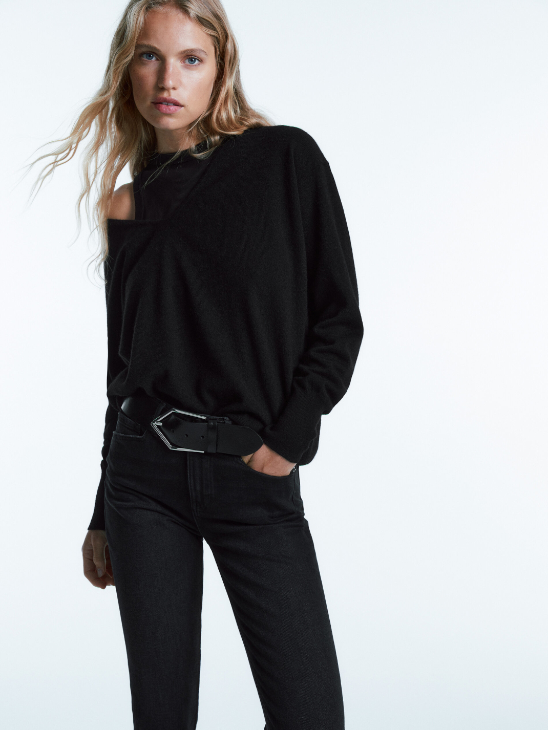 Το μαύρο τζιν από τα Massimo Dutti θα δώσει στα looks σου άρωμα 60s ...