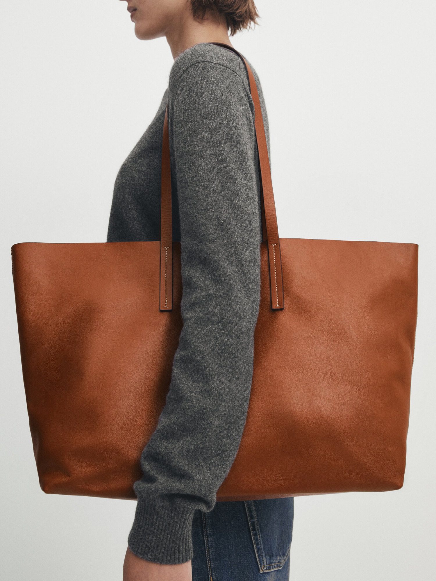 Η καφέ δερμάτινη tote bag από τα Massimo Dutti που θα αναβαθμίσει το ...