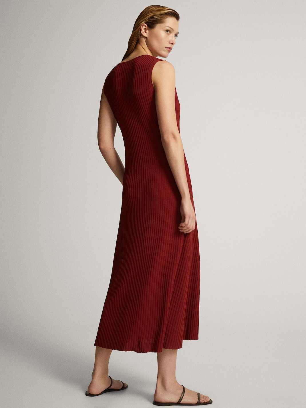 Αυτό το σοφιστικέ κεραμιδί wrap dress από τα Massimo Dutti ταιριάζει σε ...