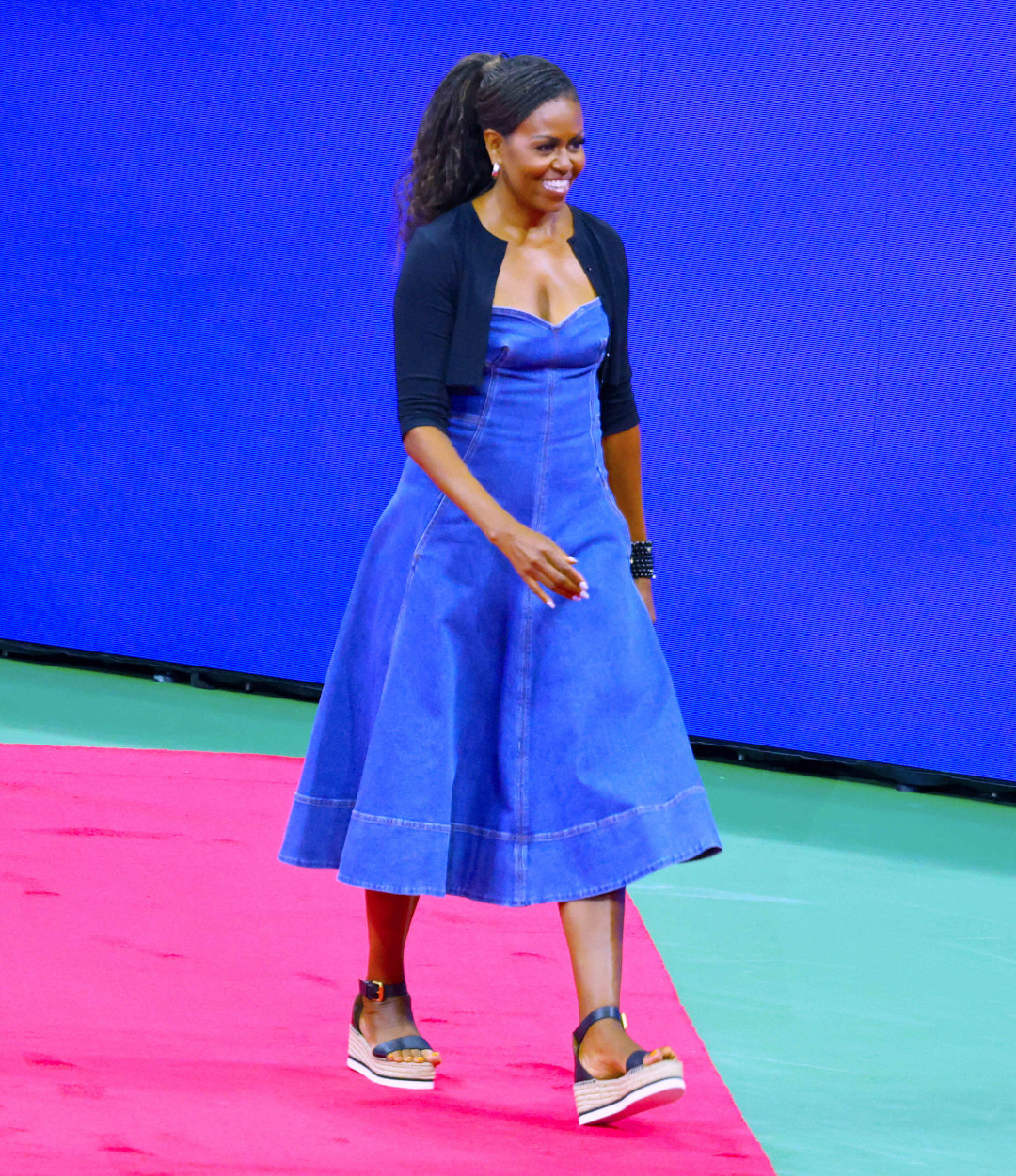 H Μισέλ Ομπάμα με denim φόρεμα και πλατφόρμες -Η εμφάνιση στο US Οpen ...
