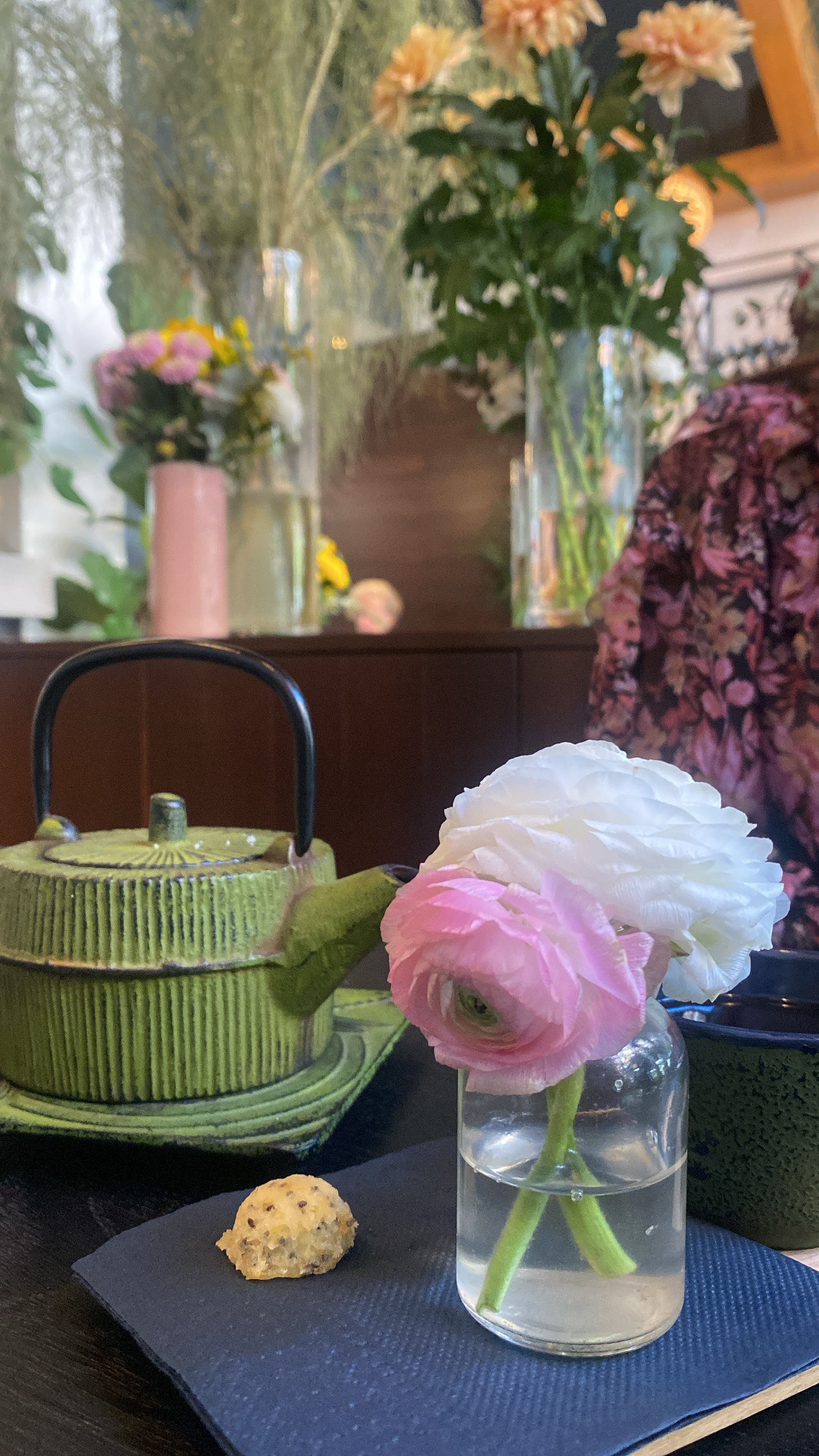 Ohayo tea house: Ο «μυστικός κήπος» της Δάφνης όπου το τσάι σερβίρεται ...