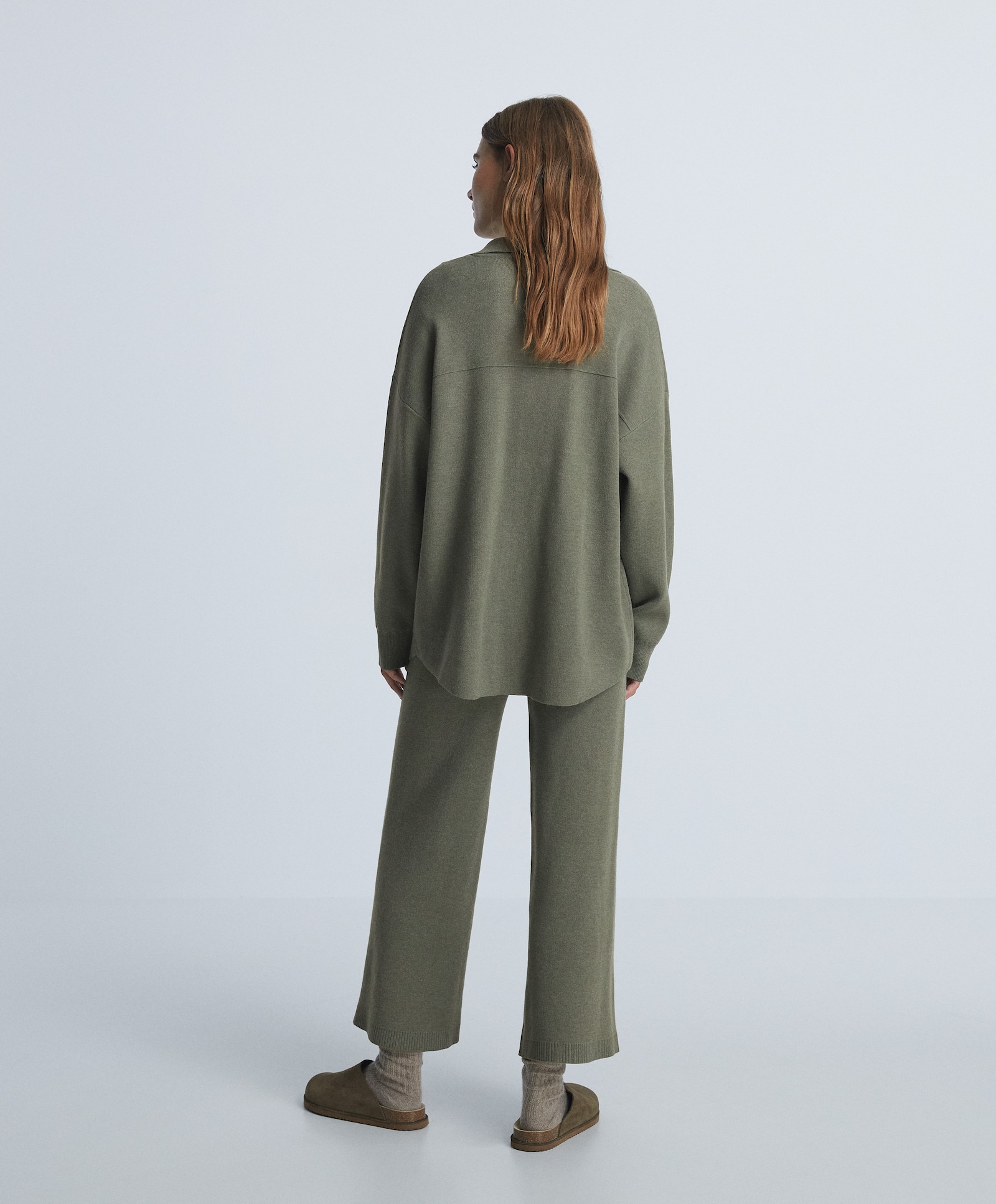 To σικάτο πλεκτό σετ από τα Oysho σε απαλό olive green -Cosy και ...