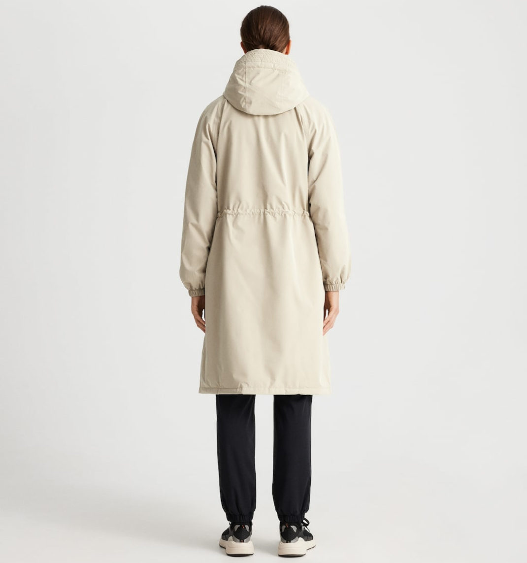 Το classy αδιάβροχο από τα Oysho που μοιάζει με καμπαρντίνα είναι ο ...