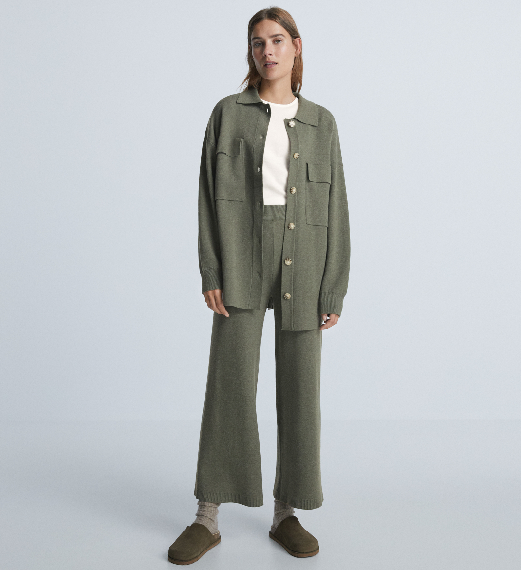 To σικάτο πλεκτό σετ από τα Oysho σε απαλό olive green -Cosy και ...