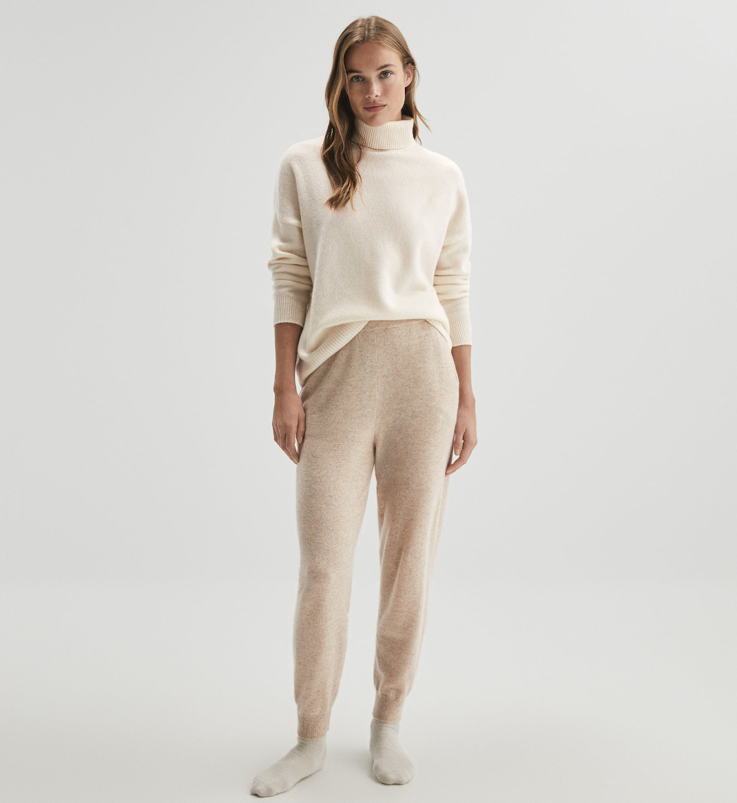 Το λευκό κασμιρένιο πουλόβερ από τα Oysho είναι το forever piece του ...