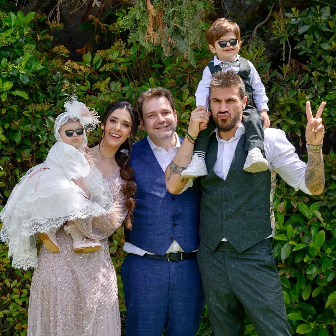 Ακης Πετρετζίκης: Οι φωτογραφίες από τη βάφτιση της κόρης του | BOVARY