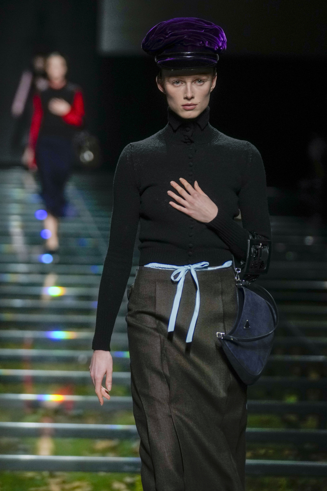 Η Prada δίνει νέο νόημα στους φιόγκους και τις ποδιές για την επόμενη ...