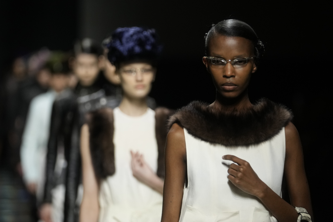 Η Prada δίνει νέο νόημα στους φιόγκους και τις ποδιές για την επόμενη ...