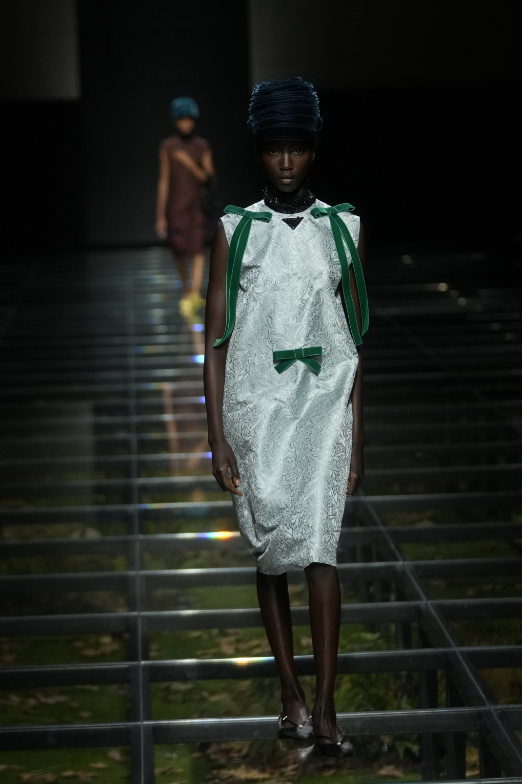 Η Prada δίνει νέο νόημα στους φιόγκους και τις ποδιές για την επόμενη ...