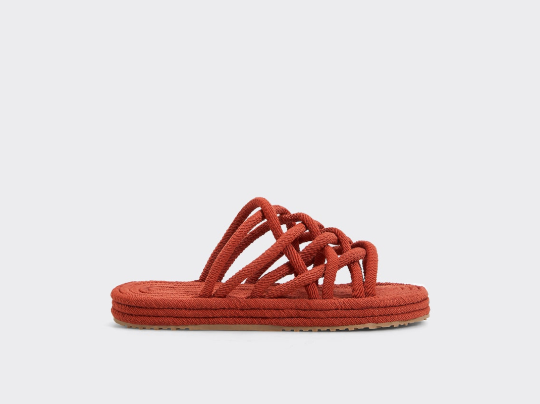 Τα κόκκινα rope sandals από τα Oysho θα απογειώσουν τις εμφανίσεις σου ...