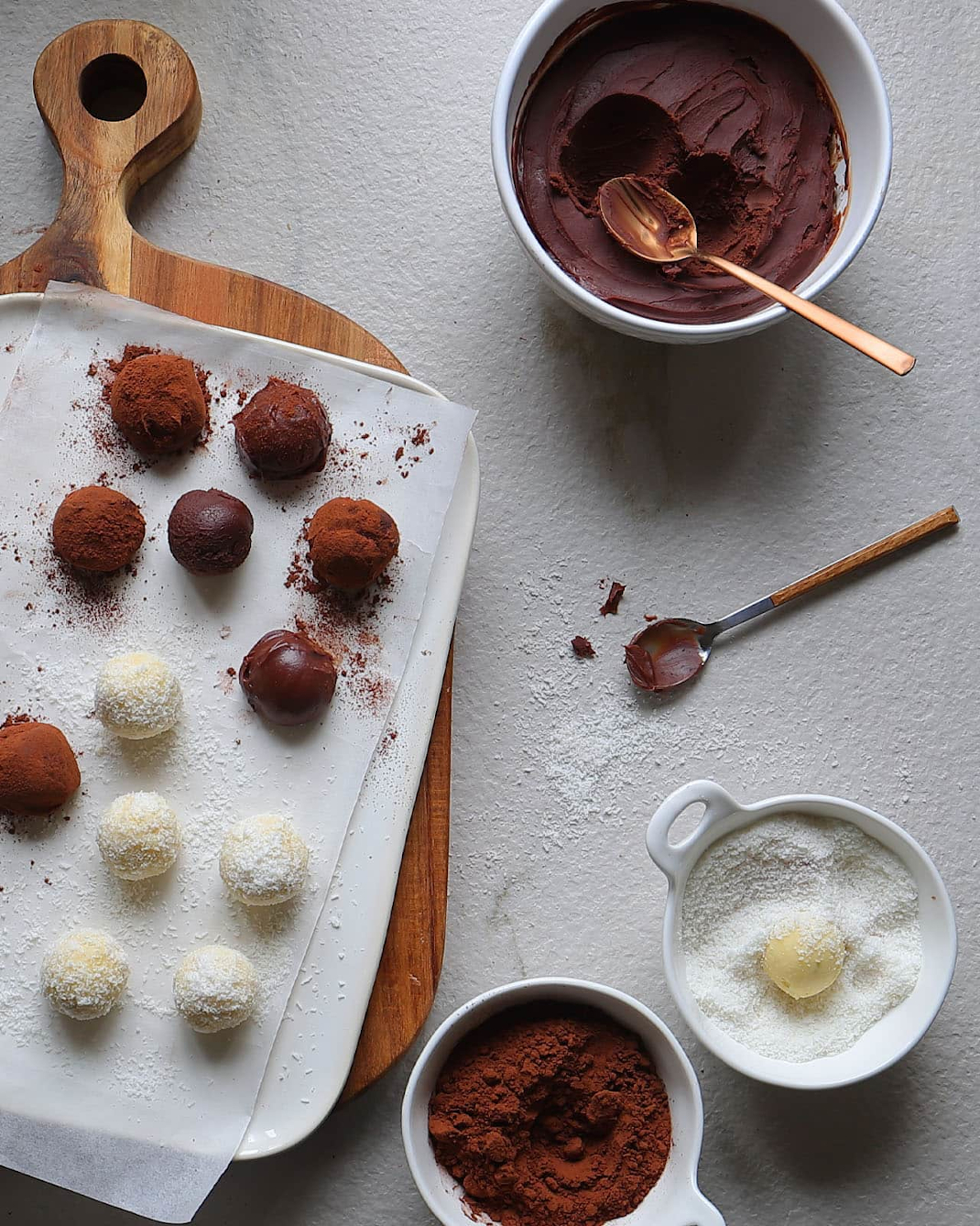 Choco lovers, ενωθείτε: Συνταγή για τρούφες από τρεις σοκολάτες ...