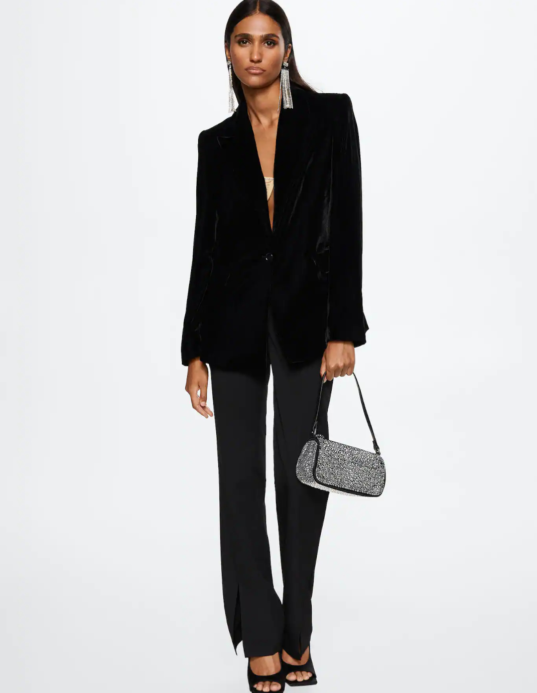 Το μαύρο βελούδινο σακάκι από τα Mango θα γίνει το hero piece των going ...