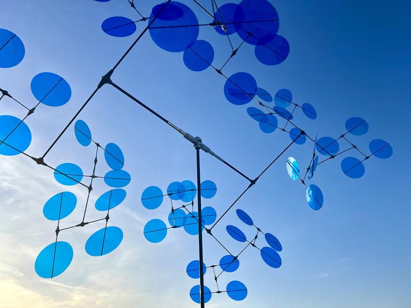 Το εντυπωσιακό installation του Vincent Leroy στη Σαντορίνη | BOVARY