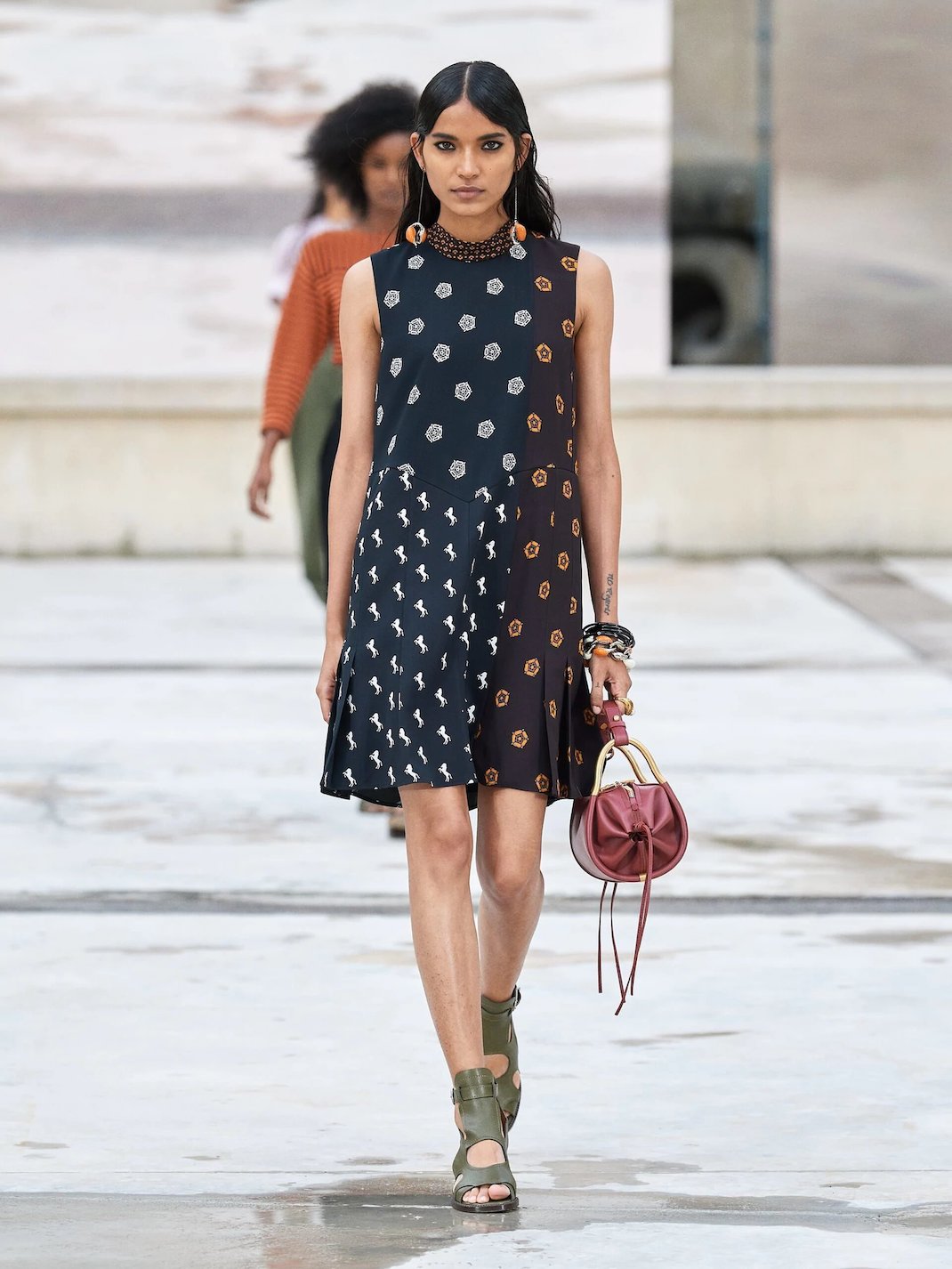 Οι 4 στιλιστικές αλλαγές που θα δοκιμάσουν φέτος στο ντύσιμό τους τα ...