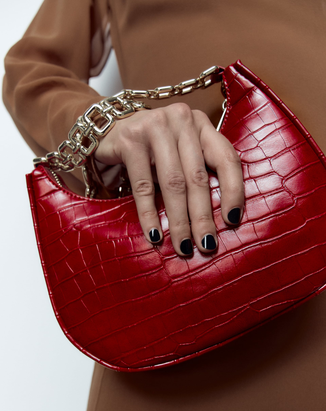 Η κόκκινη κροκό τσάντα από τα Zara με chain χερούλι πάει το ντύσιμο σε ...
