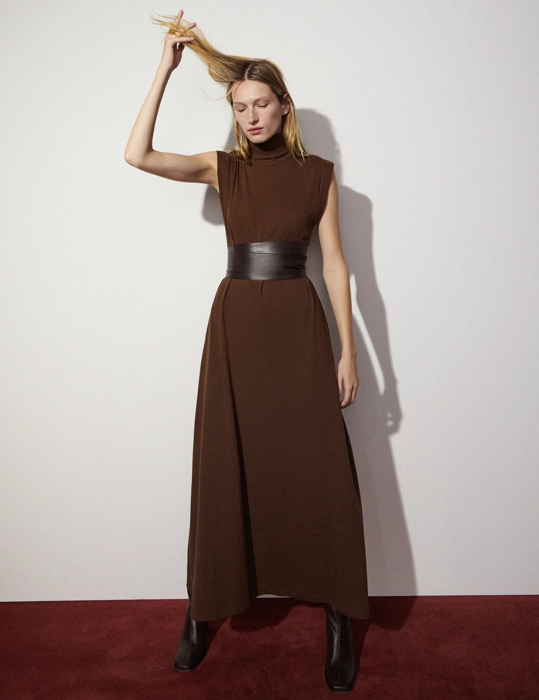 Το σοκολατί φόρεμα από τα Ζara θα ζεστάνει τα φθινοπωρινά looks σας ...