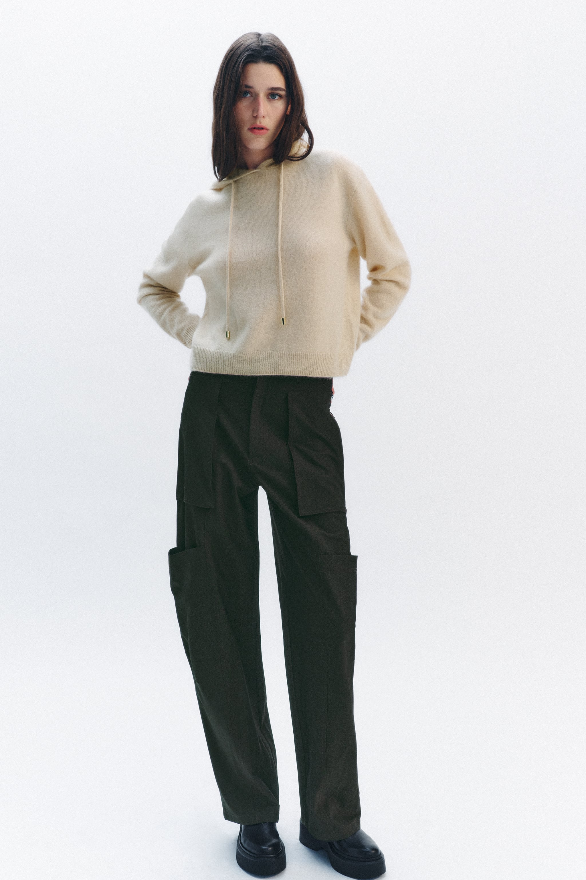 Η Σταματίνα Τσιμτσιλή με cargo παντελόνι από τα Zara που κοστίζει κάτω ...