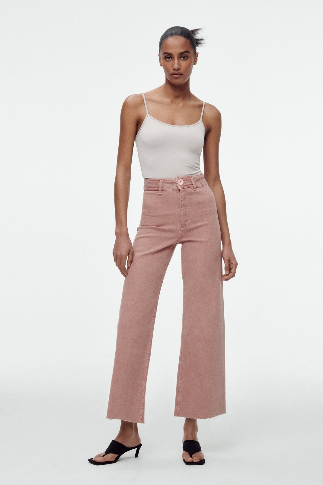 Τα τζιν από τα Zara και τα Mango που θα φοράμε μανιωδώς αυτήν την ...