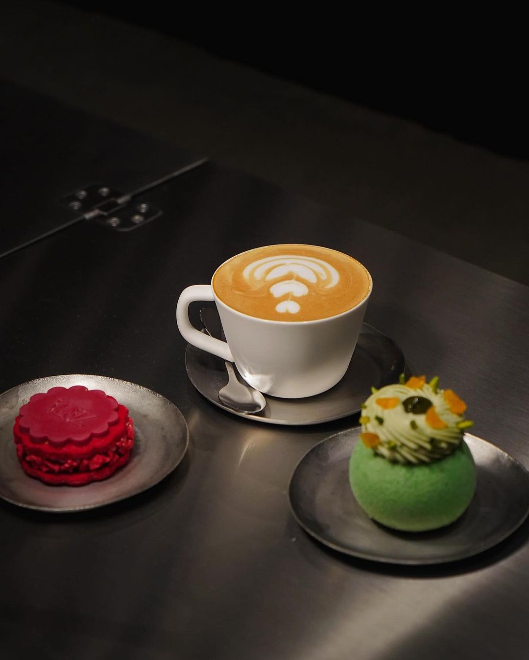 To Zara άνοιξε το πρώτο του καφέ παγκοσμίως -Μίνιμαλ σχεδιασμός, με ...