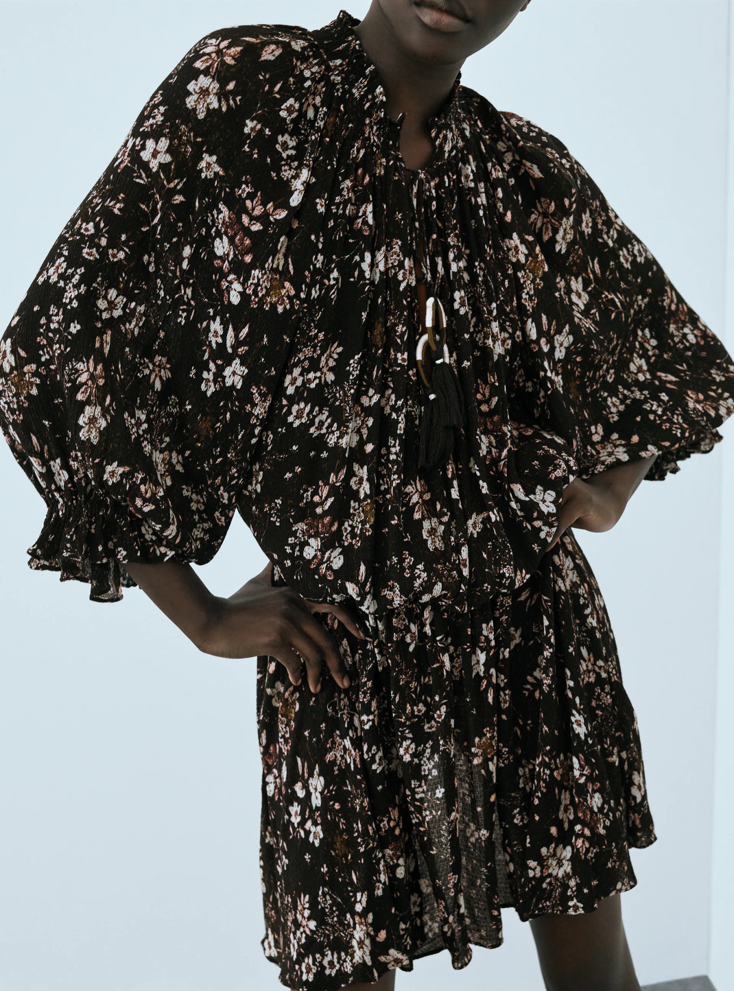 Το φλοράλ mini dress από τα Zara που θα λατρέψουν οι ροκ Γαλλίδες | BOVARY