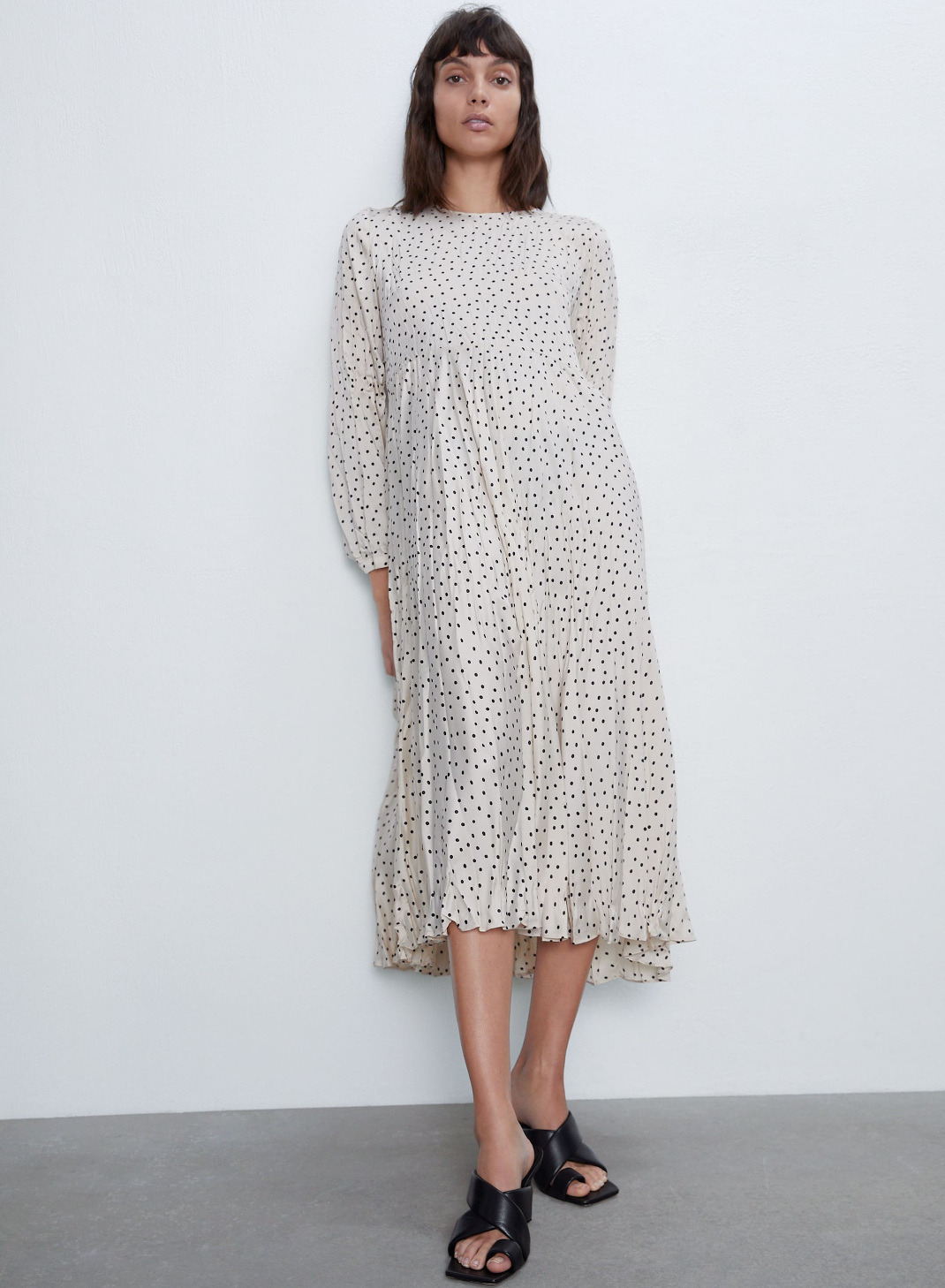 Tα Zara λάνσαραν μια νέα εκδοχή του περσινού viral πουά φορέματος -Πιο ...