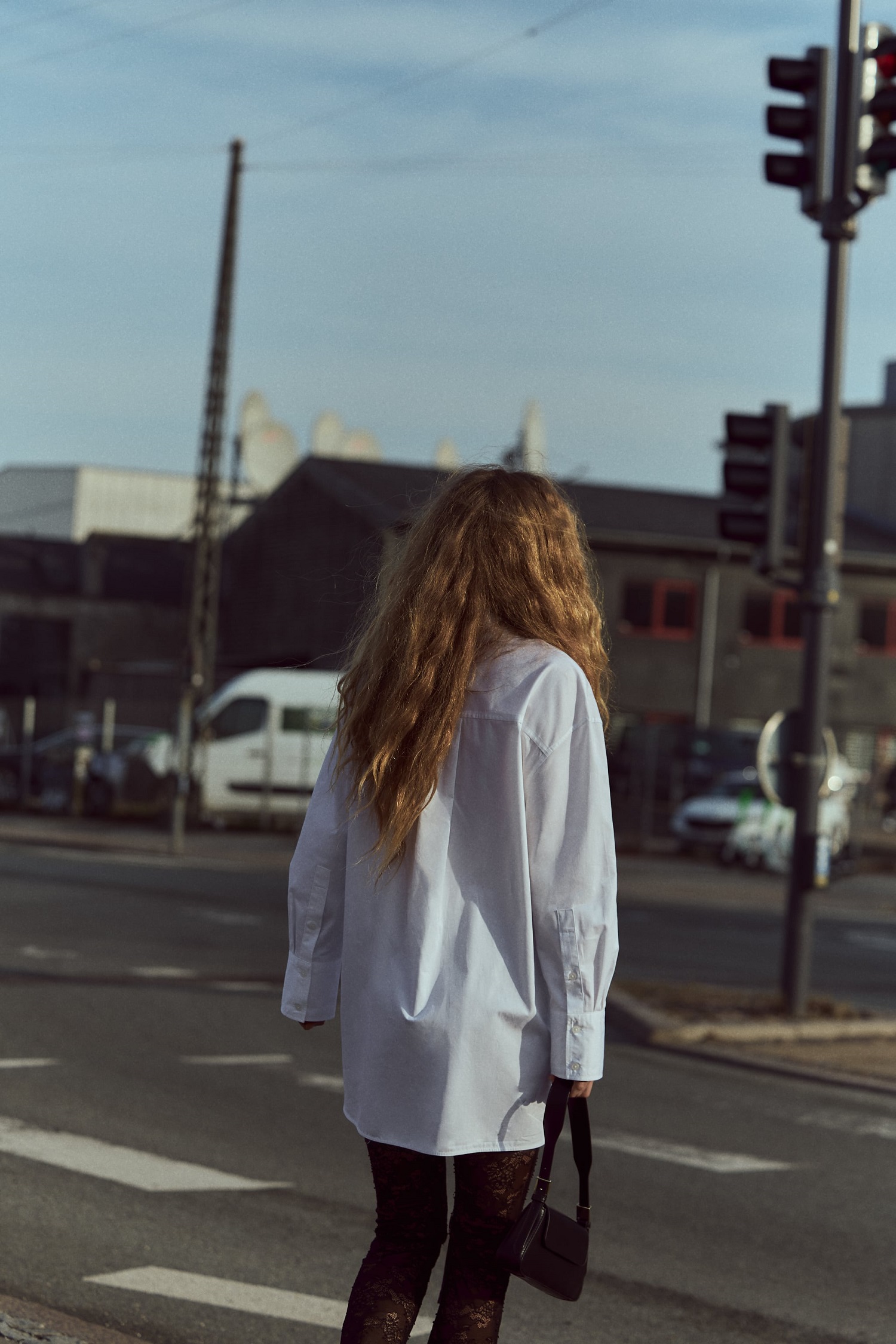 Elegant ή σέξι -Το λευκό πουκάμισο με ζώνη από τα Zara που μπορείς να βάλεις και σαν φόρεμα | BOVARY