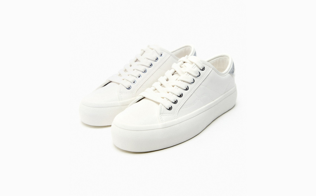Τα λευκά sneakers από τα Zara που κοστίζουν μόλις 20 ευρώ και θα ...