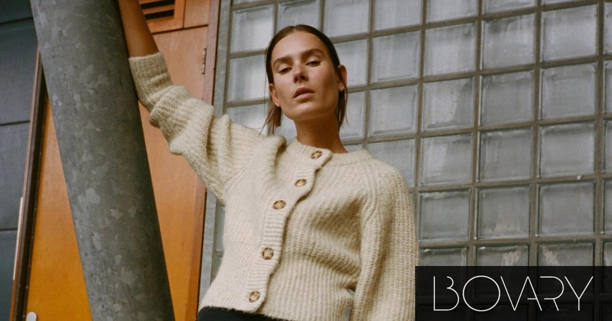 Το πλεκτό φόρεμα από τα Zara συνδυάζει το cosy με το σέξι στοιχείο -Πάει τέλεια με μπότες | BOVARY