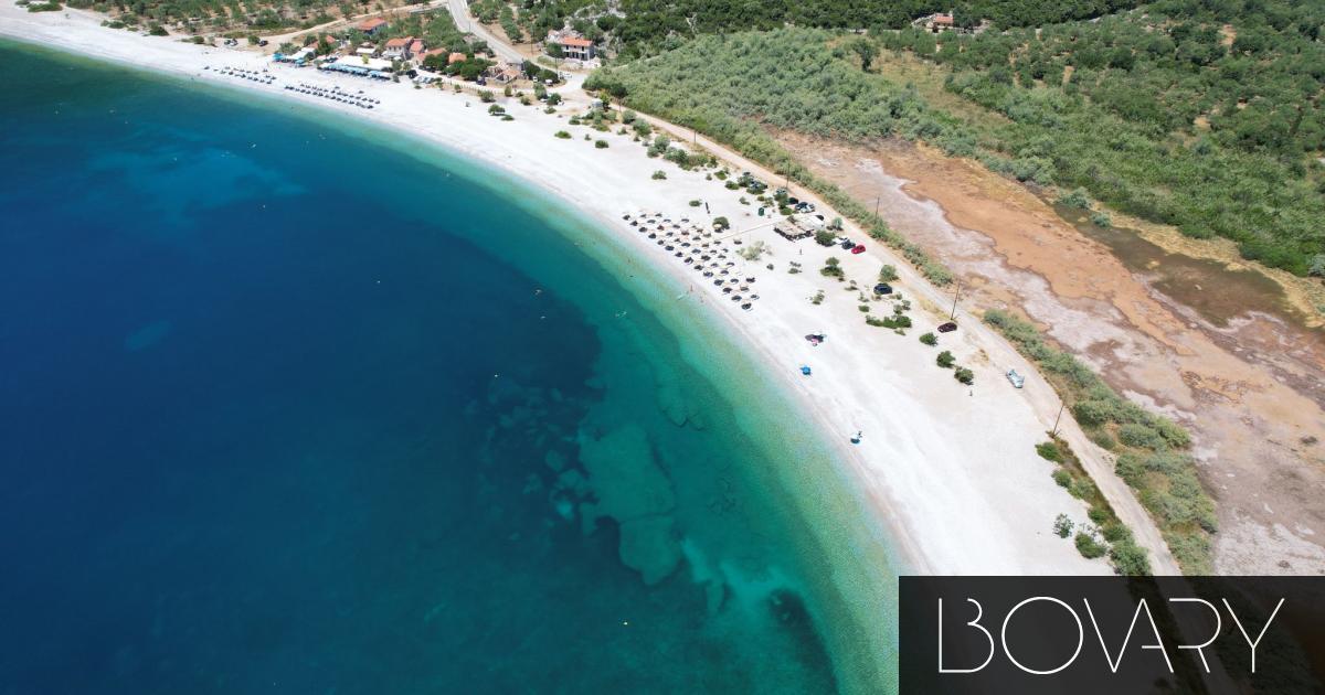 Στην Πελοπόννησο, σε μια από τις ομορφότερες παραλίες με γαλαζοπράσινα ...