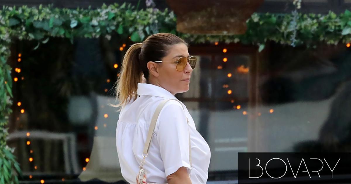 Η Ελενα Παπαρίζου με άνετο τζιν και λευκά sneakers -Το casual look για ...