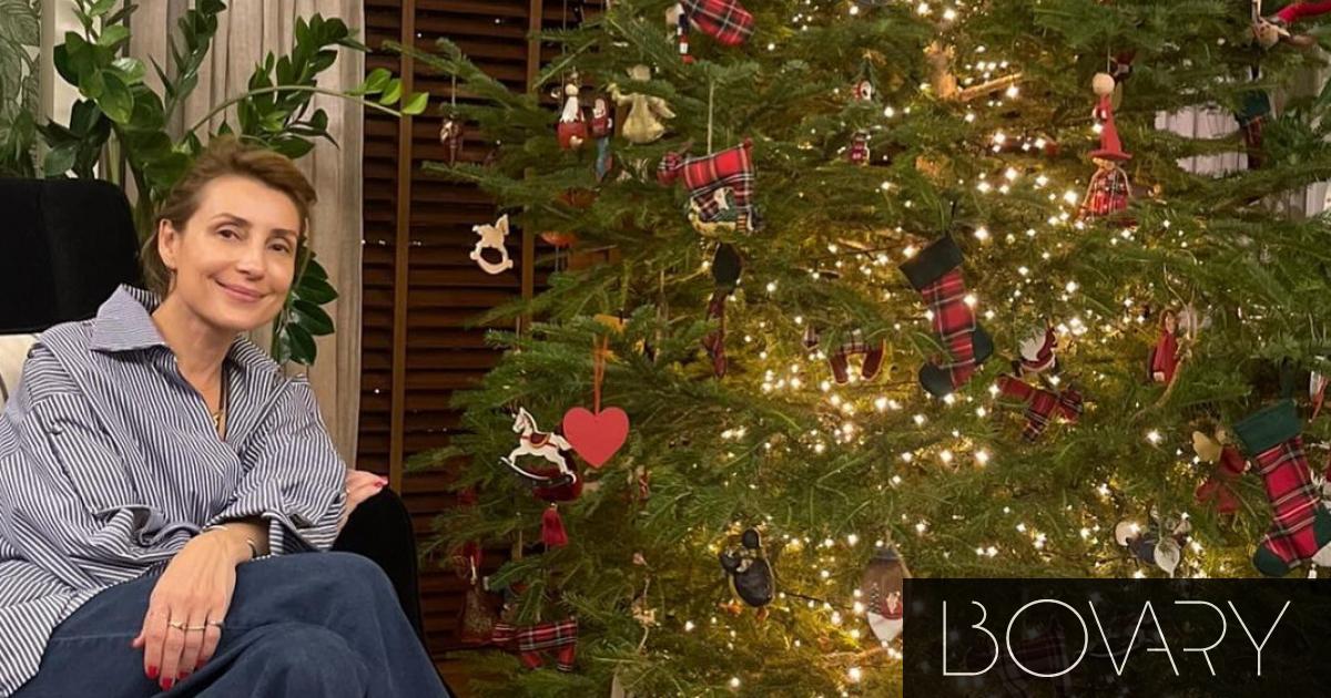 H Ευδοκία Ρουμελιώτη ποζάρει δίπλα στο εντυπωσιακό χριστουγεννιάτικο δέντρο -Οι φωτό από το ...