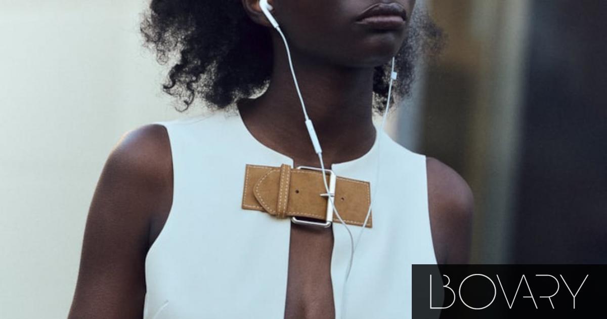 To μίνι φόρεμα από τα Zara που έχει σχεδόν ξεπουλήσει -Σε λευκό χρώμα και με λεπτομέρεια στον ...