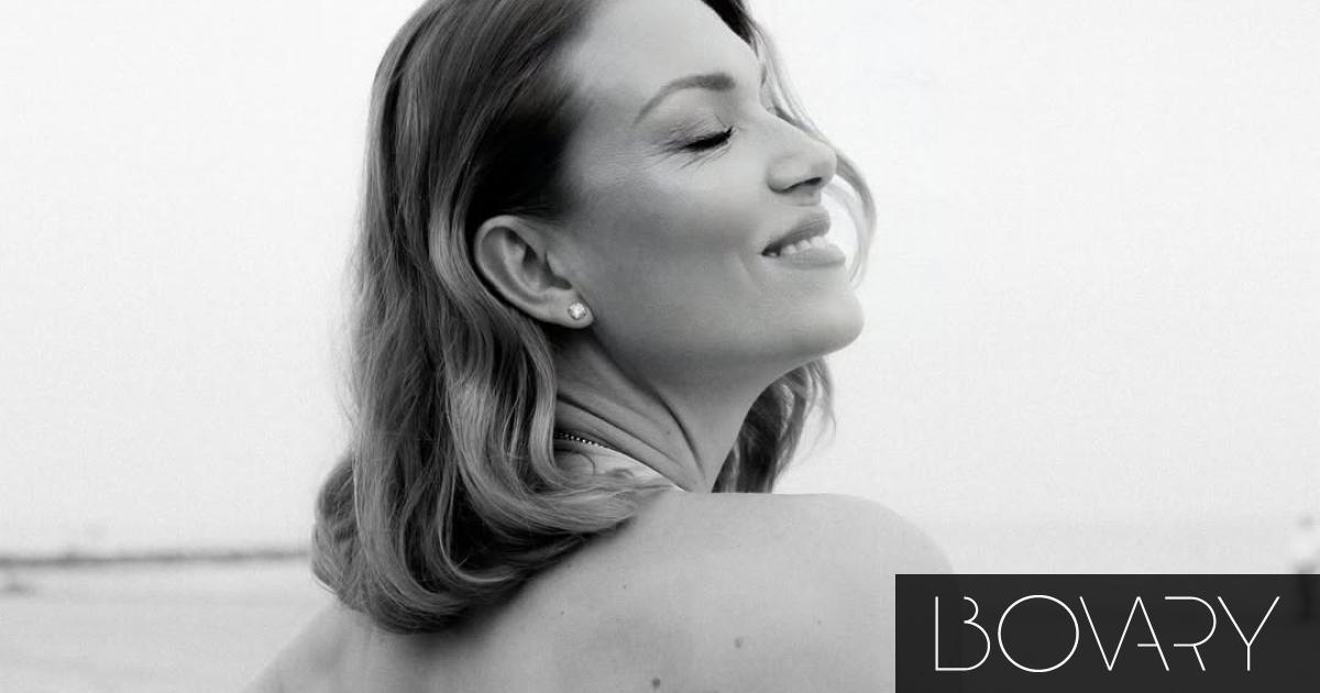 H εντυπωσιακή φωτογράφιση της Βίκυς Καγιά -Chic και sexy με διαφάνεια και γούνα | BOVARY