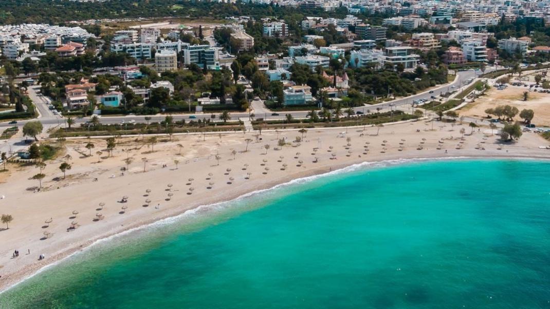 Έτοιμη για το καλοκαίρι η παραλία της Γλυφάδας -Με καινούργιες ομπρέλες ...