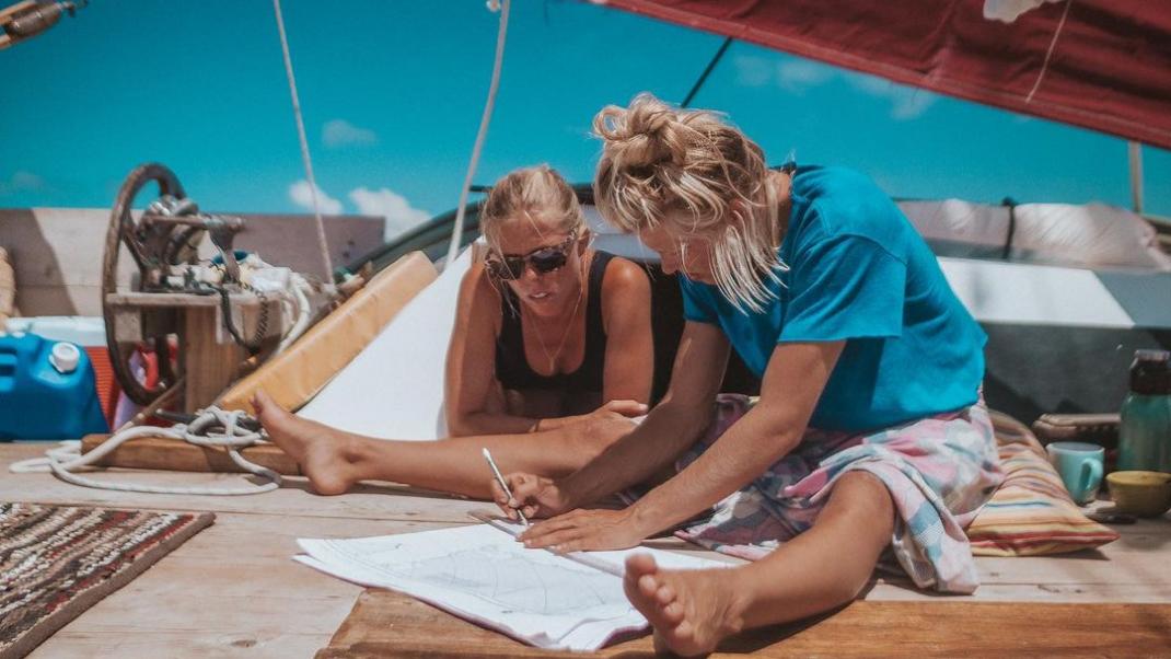 3 γυναίκες διασχίζουν τον Ατλαντικό με ένα ξύλινο καταμαράν -Η λιτή ζωή ...