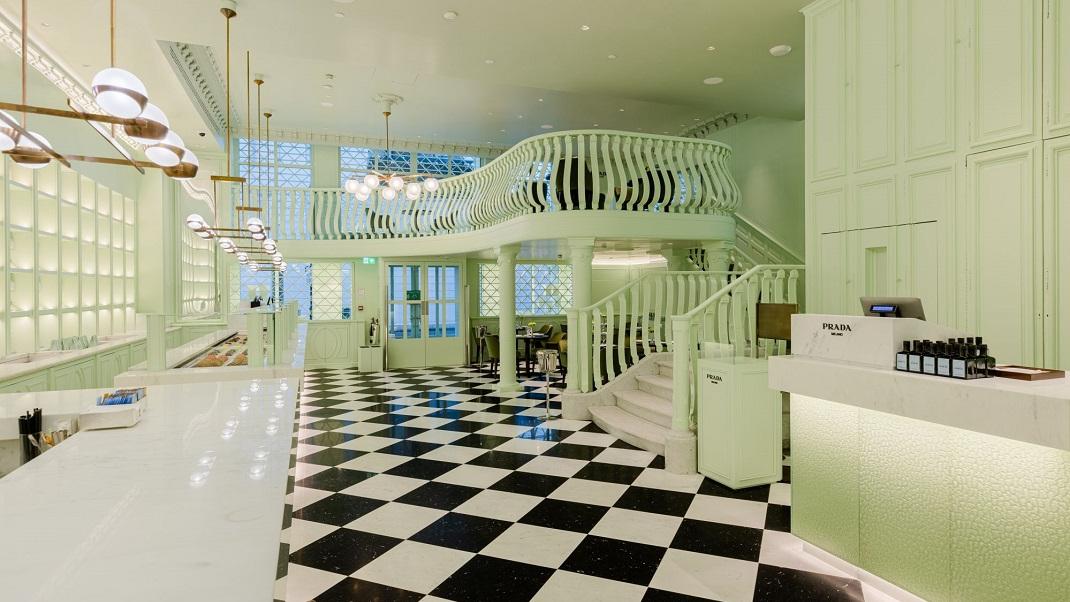 Το Prada Caffè μόλις άνοιξε στα Harrods και συνδυάζει τη γοητεία της ...