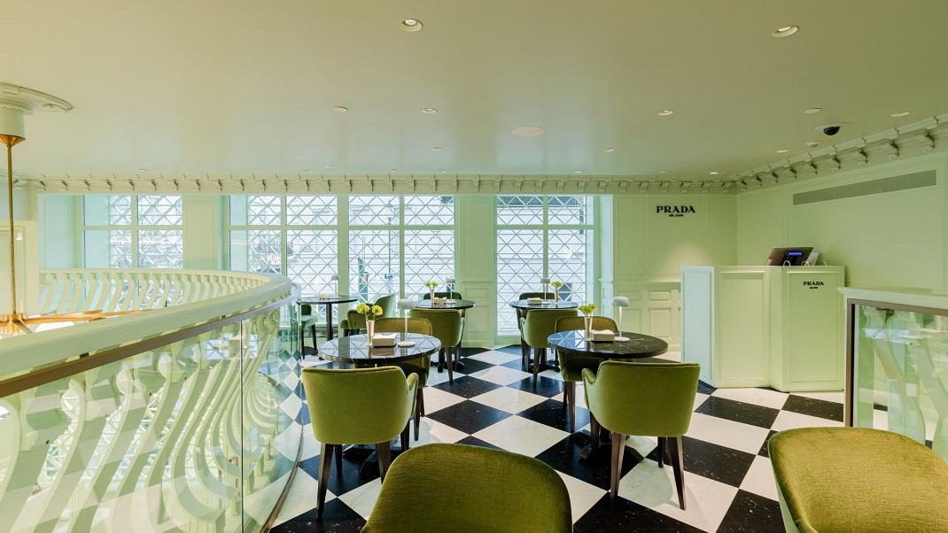 Το Prada Caffè μόλις άνοιξε στα Harrods και συνδυάζει τη γοητεία της ...