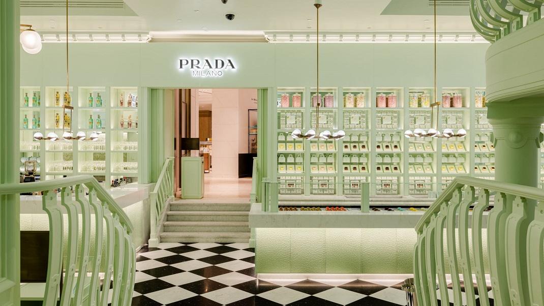 Το Prada Caffè μόλις άνοιξε στα Harrods και συνδυάζει τη γοητεία της ...