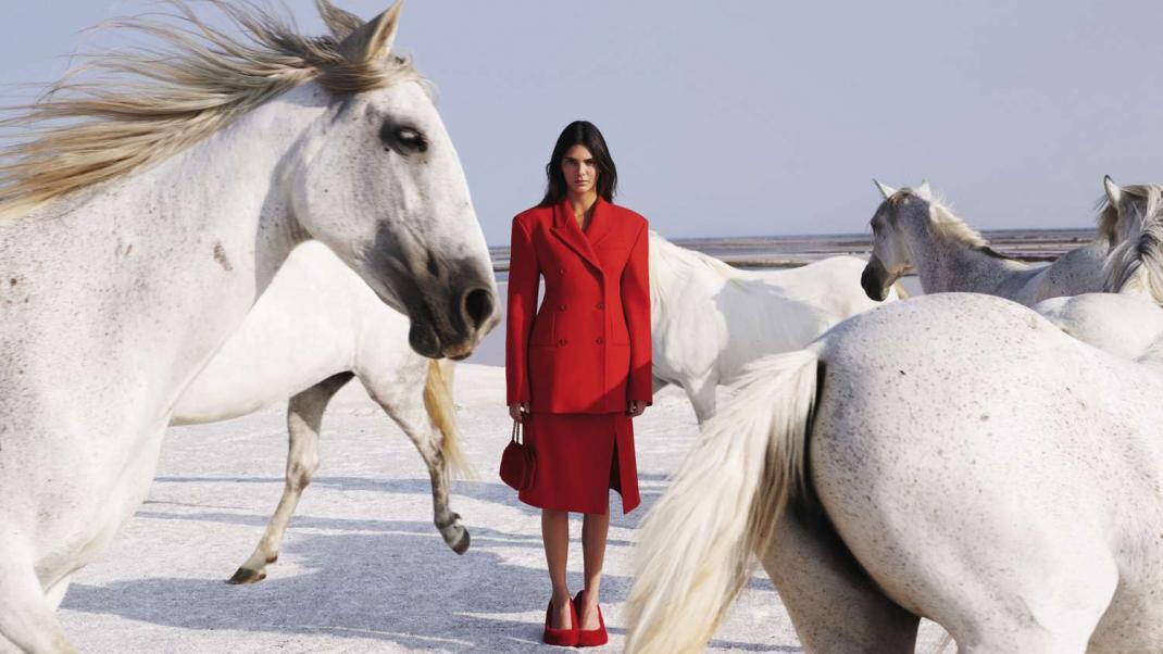 Η Κένταλ Τζένερ στη νέα καμπάνια της Stella McCartney ενσαρκώνει άψογα ...