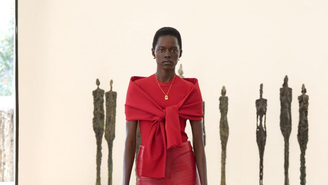 «Les Sculptures»: Η νέα συλλογή του Jacquemus παίζει με τα σχήματα και ...