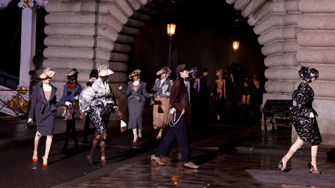 Maison Margiela couture S/S '24 show -Ένα ταξίδι στο Παρίσι της ...
