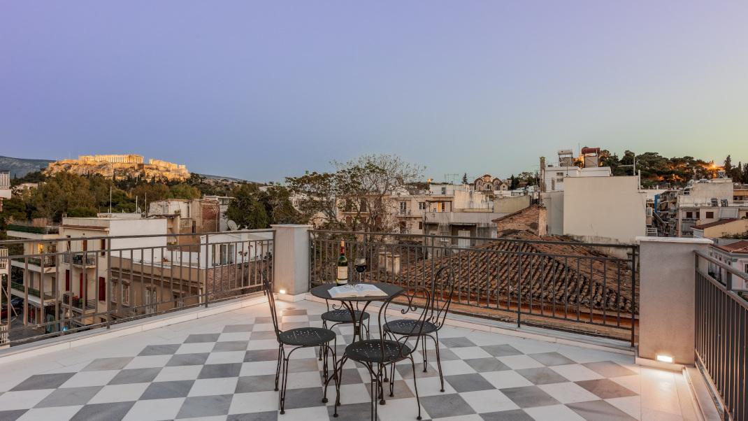 Μητέρα σχεδίασε και κατασκεύασε μόνη της ένα μικροσκοπικό σπίτι 32 τ.μ ...