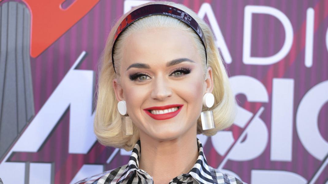 Η Κέιτι Πέρι με retro chic outfit σε Μουσικά Βραβεία -Σαν ...