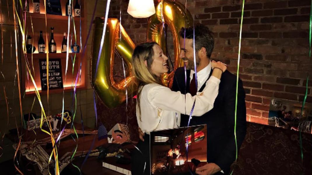 Ο σέξι μπαμπάς Ράιν Ρέινολντς έγινε 40! | BOVARY