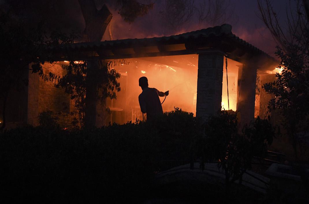 10 συγκλονιστικές φωτογραφίες από την πυρκαγιά στην Ανατολική Αττική ...